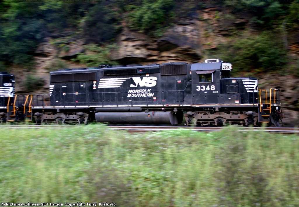 NS 3348 Helpers Racing around the Curve.